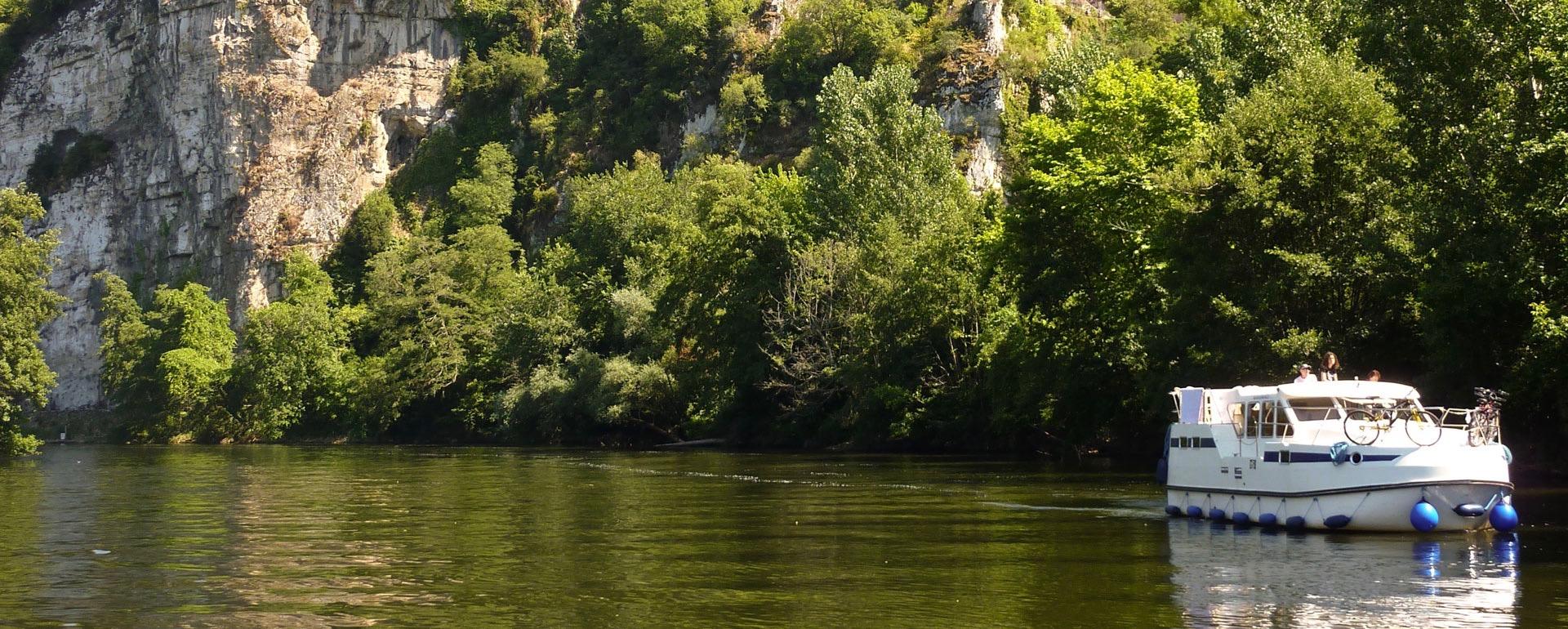 Le Lot en bateau - Tourisme en Occitanie